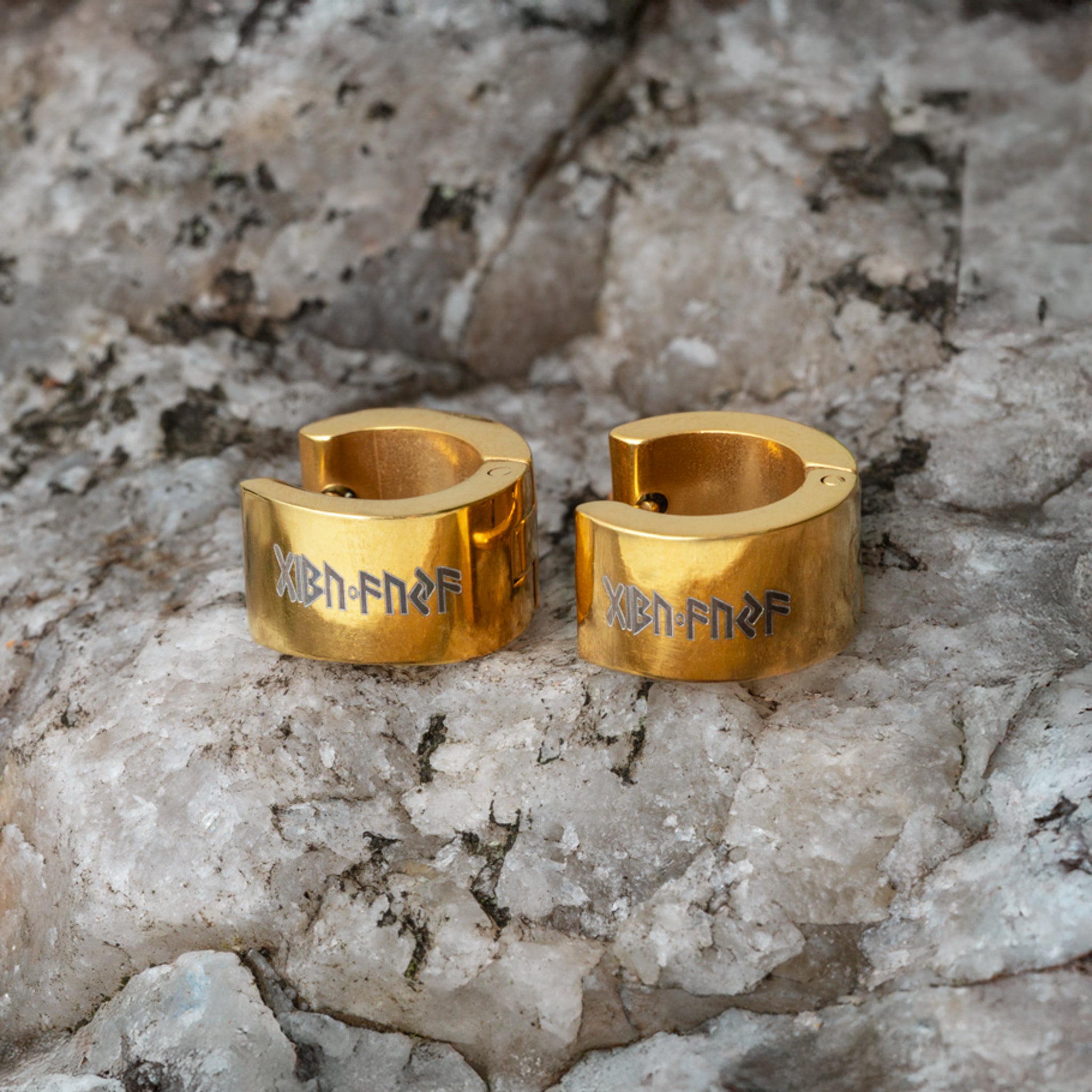 Huggie Ohrring, Gibu Auja, Vergoldet – Grimfrost Intl